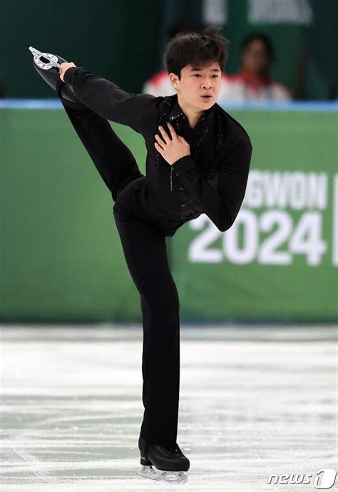 연기 펼치는 김현겸 네이트 스포츠