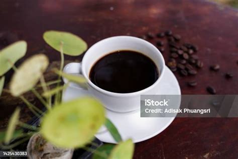 오래된 나무 테이블에 뜨거운 아메리카노 커피 접시에 커피 한 잔 아메리카노 블랙 커피 나무 바닥에 커피 컵 오후는 커피를 마시는 가장 좋은시기입니다 0명에 대한 스톡 사진