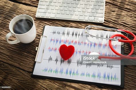 나무 책상에서 청진기 클립 보드 및 심장이있는 의사 작업장 0명에 대한 스톡 사진 및 기타 이미지 0명 개념 건강관리와 의술 Istock