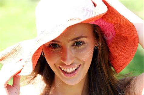 빨간 모자에 젊은 아름 다운 여자 사진 배경 및 무료 다운로드를위한 그림 Pngtree