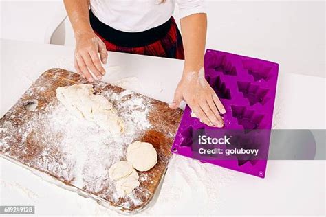 여자 는 케이크 최고 보기에 대 한 형태로 원시 반죽을 넣어 귀여운에 대한 스톡 사진 및 기타 이미지 귀여운 레저 활동 만들기 Istock