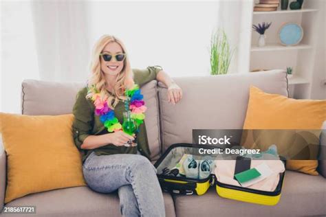 모히토를 마시는 매력적인 사랑 스럽고 예쁜 여자가 소파에 앉아 주말 여행을위한 옷을 준비하는 실내 평면 아파트의 사진 40 44세에 대한 스톡 사진 및 기타 이미지 Istock