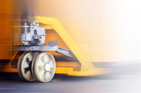 손 팔레트 잭 로딩 패키지 상자의 빠른 모션 상거래 수출 공급망 화물 선적 창고 물류 및 운송 팔레트 트럭에 대한 스톡 사진 및