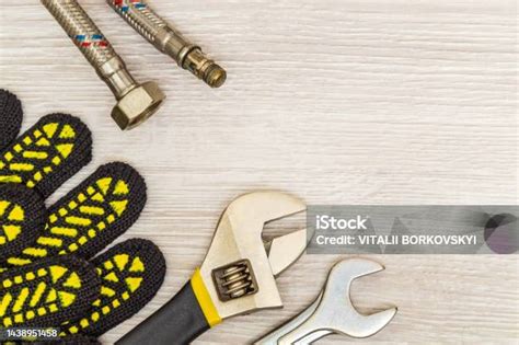 배관공사 장비 수리 도구 조정 가능한 렌치 및 호스 장갑 밝은 나무 표면에 유연한 연결 0명에 대한 스톡 사진 및 기타 이미지