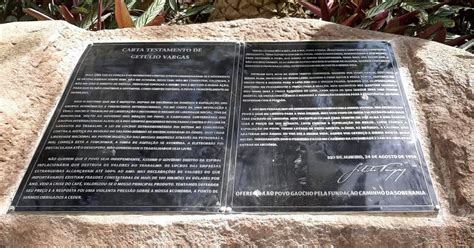 Placa Com Carta Testamento De Getúlio Vargas é Recolocada Na Praça Da