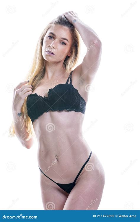 Modelo De Figura De Lencería Rubia En Un Ambiente De Estudio Imagen de