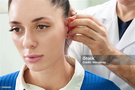 성형 외과 의사는 성형 수술 전에 환자의 귀를 검사합니다 개선에 대한 스톡 사진 및 기타 이미지 개선 건강 진단 건강관리와 의술 Istock