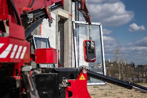 크레인은 새 건물 현장에서 건설 중 창문을 들어 올려 제자리에 놓습니다 개발에 대한 스톡 사진 및 기타 이미지 개발 개선 건설 기계류 Istock