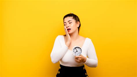 소녀는 치통을 앓고있는 중괄호 여성으로부터 치통을 앓고 있습니다 치통 충치 치아 민감성 충치 치과 치료 개념으로 고통받는 아픈 아시아 여성 젊은 아시아 모델 20 24세에