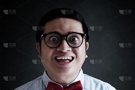 戴眼镜的书呆子的肖像
