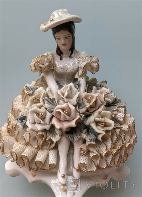 Статуэтка Девушка с букетом 111434330 купить на Violity