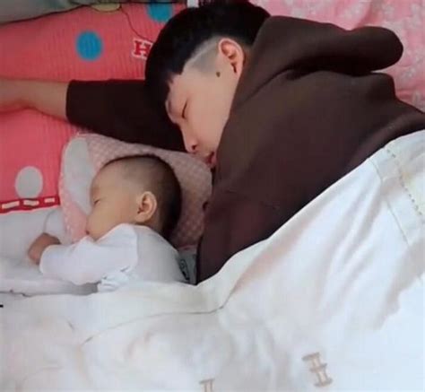 爸爸睡覺跟寶寶搶被子，看睡姿是親生的，網友：想過寶寶感受嗎 每日頭條