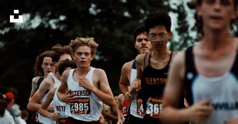 낮 동안 들판에서 달리는 빨간색과 흰색 탱크 탑을 입은 남자들 사진 Unsplash의 무료 스포츠 이미지