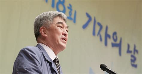 소감 말하는 김주언 뉴스통신진흥회 이사장