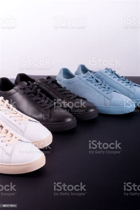 검은 바탕에 스 니 커 즈의 3 쌍입니다 검정 흰색 및 블루 신발입니다 가죽에 대한 스톡 사진 및 기타 이미지 가죽 갈색 검은색 Istock