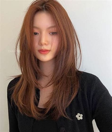 ทรงผมยาวตัดไล่กรอบหน้า พรางหน้าให้ดูเรียวขึ้น