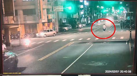 恐怖瞬間曝光！無照屁孩載妹兜風 下秒撞上左轉車凌空飛起 社會 三立新聞網 Setncom