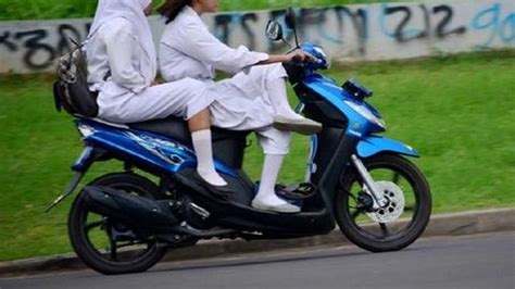 Tingkah Lucu Cewek Saat Naik Motor Posisi Kakinya Bikin Salah Fokus Motor Otosia Com