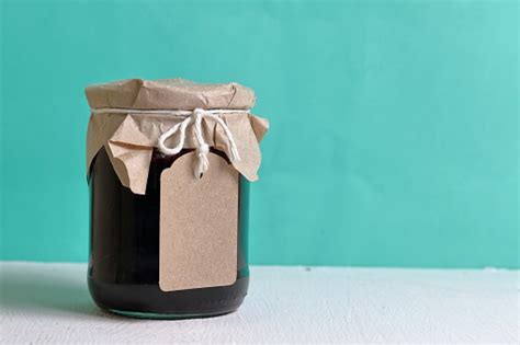 잼 항아리 종이로 덮여 꼬기로 묶여 끈에 공예 라벨을 걸어 민트 색상의 배경에 대해 건강한 식생활에 대한 스톡 사진 및 기타 이미지 건강한 식생활 공예 과일 Istock