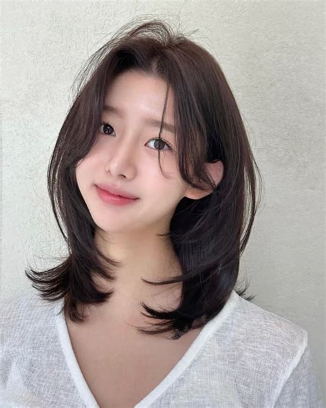 가볍고 깔끔한 중단발 ☁️ 굵은c컬펌 과 층층이 떨어지는 레이어드컷 이 잘어울리는 중단발스타일 이에요 무거운느낌이 싫다면 좋아하실 스타일이에요🔅 피부톤이