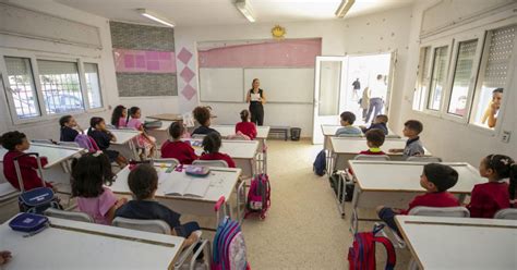 أزمة تربوية في تونس انقطاع أكثر من 100 ألف طالب عن التعليم الحكومي