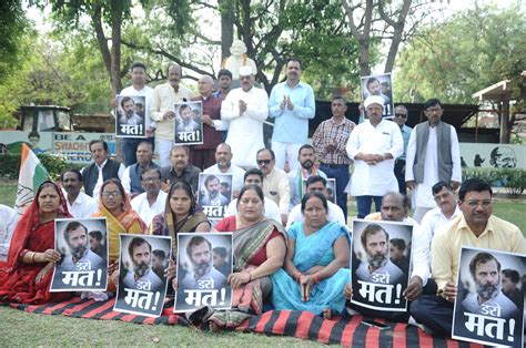 प्रतापगढ़ राहुल गांधी के समर्थन में महात्मा गांधी की प्रतिमा के सामने बैठकर किया संकल्प सत्याग्रह