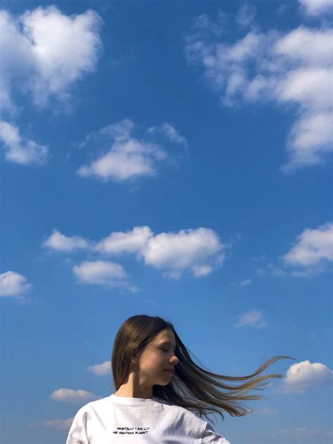 푸른 하늘에서 연을 날리는 젊은 여자 사진 Unsplash의 무료 파랑 이미지