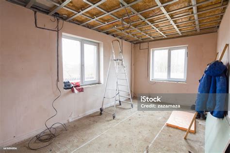 아파트 리 모델링 리노베이션 및 건설 중의 방에 노동자의 옷 0명에 대한 스톡 사진 및 기타 이미지 0명 가정의 방 개선 Istock