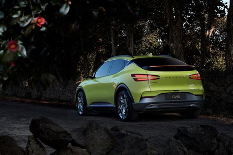 Ev Gv60 경치 경치 좋은 샷 경치가 좋은 고급 승용차 고급스러운 디자인 고급차 곡선 도로 녹색 기술 녹색 자동차 도로 럭셔리 Suv 로드 트립