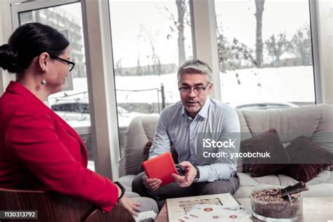 그의 파트너와 함께 새로운 정보를 논의 하는 안경에 성인 회색 머리 사업가 부동산에 대한 스톡 사진 및 기타 이미지 부동산 음모 개념 가정의 방 Istock