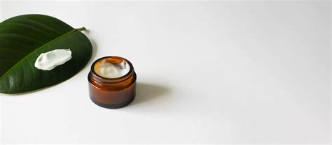 갈색 유리 항아리와 흰색에 배경에 열대 잎흰색 아름다움 크림 복사 공간 수평 배너 형식 안티 에이징 보습제 미니멀 무폐기물 친환경 포장 0명에 대한 스톡 사진 및 기타