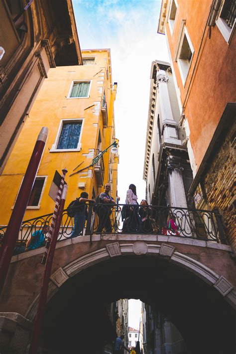 집 밖의 거리 거리 사진 건축 경치 좋은 전망 관광 관광객 다리 다리 건너기 다리 건축 도시 도시 관광 도시 모험 도시 탐사 도시 탐험 도시