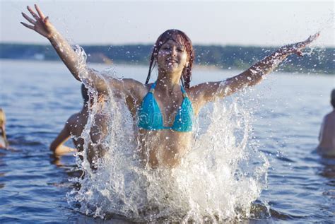 Pi Kna Naga M Oda Kobieta Z Wiankiem Zabaw W Wodzie Zdj Cie Stock