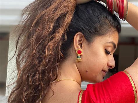 கவர்ச்சி உடையில் குளியல் புகைப்படம் வெளியிட்ட கீர்த்தி சுரேஷ் Tamilstar