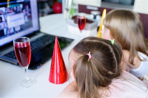 아이 가상 생일 파티 드레스와 모자를 입은 소녀들은 고립된 친구들과 함께 휴가를 축하합니다 온라인 컨퍼런스 노트북에서 화상 통화 컴퓨터 애니메이터 주스 쿠키 검역 코로나