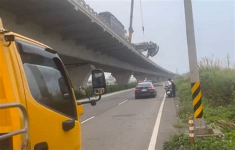 台61線聯結車互撞！車頭懸半空 1駕駛墜橋命危 鏡週刊 Mirror Media