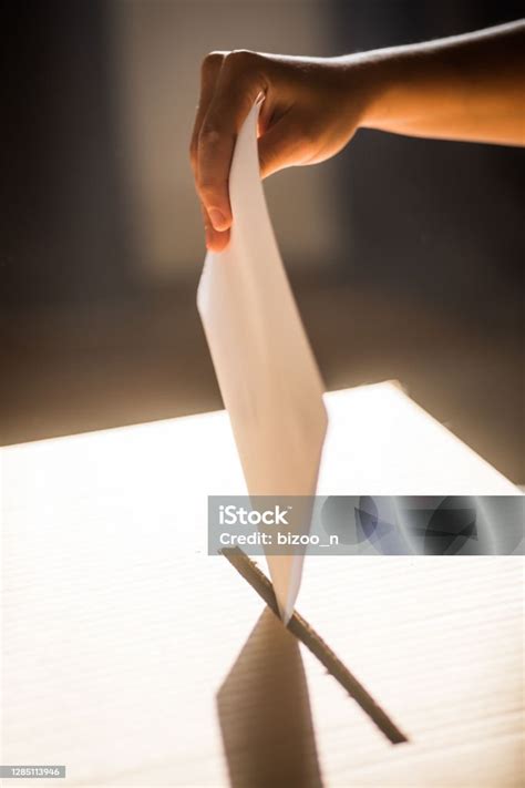 선거 기간 동안 투표하는 사람의 개념적 이미지 Referendum에 대한 스톡 사진 및 기타 이미지 Referendum 투표 개념 Istock