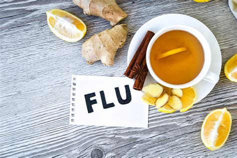 독감 레몬 생강 카모마일 차 감기의 치료를위한 제품 중 종이 조각에 작성 비타민 천연 음료 0명에 대한 스톡 사진 및 기타