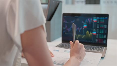 금융 데이터를 분석하는 사업가 무료 스톡 동영상 자료