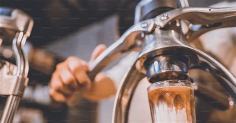 빈티지 카페에서 신선한 커피의 뜨거운 음료를 만드는 전문 바리스타 브라운 아로마 핫 에스프레소 한 잔 아침을 위한 음료 카페인 커피 원두 및 아침 식사 배경 사진