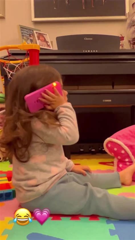 ელის მარია სააკაშვილი მღერის სიმღერას გზაზე მირბის კურდღელი ვიდეოს სოციალურ ქსელში