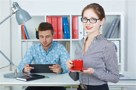 아름 다운 비즈니스 여자 커피의 컵을 들고입니다 회의 시작에 대 한 아이디어를 논의 하는 젊은 비즈니스 파트너입니다 2명에 대한 스톡 사진 및 기타 이미지 Istock