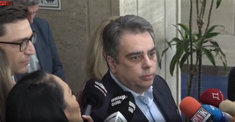 ШОУ В ПИК Tv Секнаха мисълта на Асен Василев припомниха му как патрулка пазеше дома на Кирчо