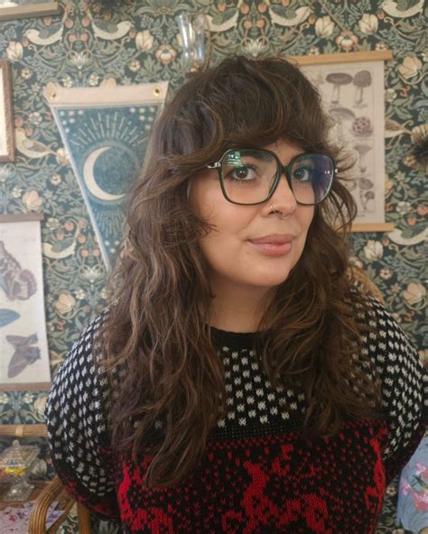 20 Stunning Hairstyles With Feathered Bangs Trending In 2024