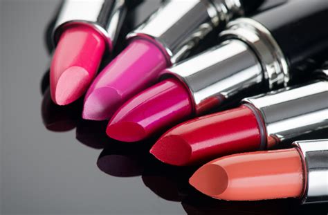 10 Rekomendasi Lipstik Untuk Bibir Kering Yang Membuat Riasan Tampil Sempurna 2023