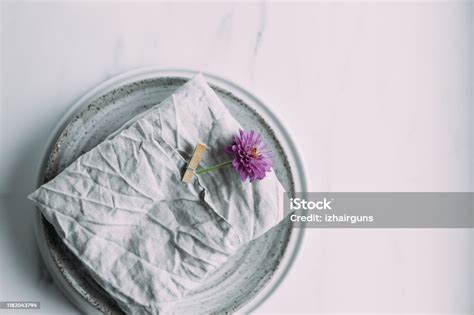 흰색 대리석 테이블에 회색 그릇과 접시 스칸디나비아 세라믹 빈티지 수제 요리 플랫 레이 0명에 대한 스톡 사진 및 기타 이미지 0명 공예 그릇 Istock