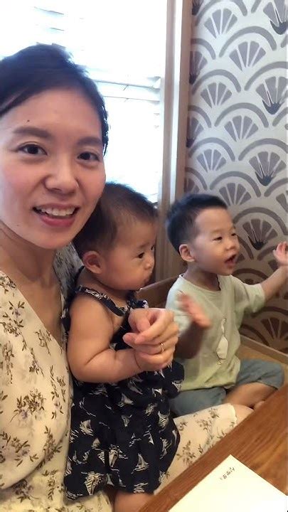 엄마의 생일을 신나게 축하해 주는 아들 금가루 뿌린 회케이크 생일 이벤트 Shorts Youtube