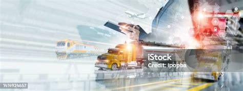 글로벌 물류 및 운송 네트워크 유통 및 수입 수출 및 산업의 네트워킹 지능형 물류에 태블릿을 사용하는 사업가 Ui 운송 비즈니스의 혁신 미래 컴퓨터 네트워크에 대한 스톡