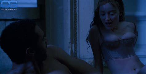 Phoebe Dynevor Nude Pictures Onlyfans Leaks Playboy Photos Sex Scene Uncensored