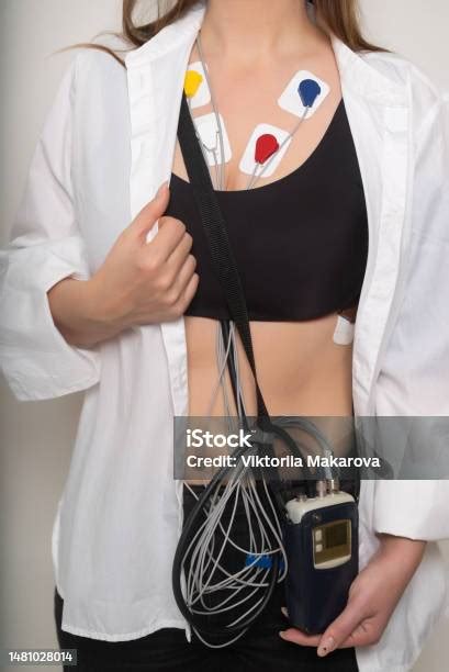 Sensor Ekg Elektrokardiogram Dan Pengukuran Tekanan Darah Wanita Dengan Holter Foto Stok Unduh